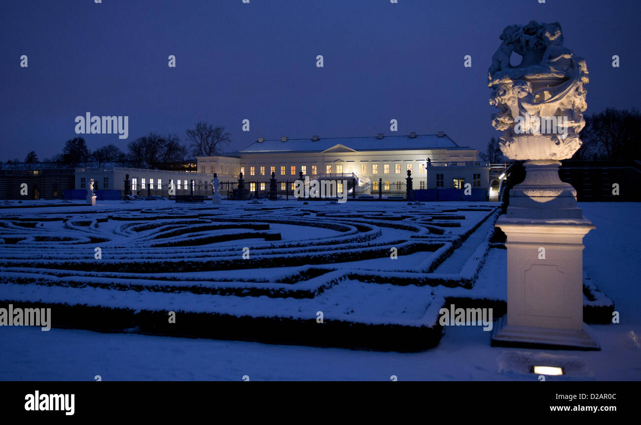 Snow covers the baroque gardens of Herrenhausen Palace in Hanover ...