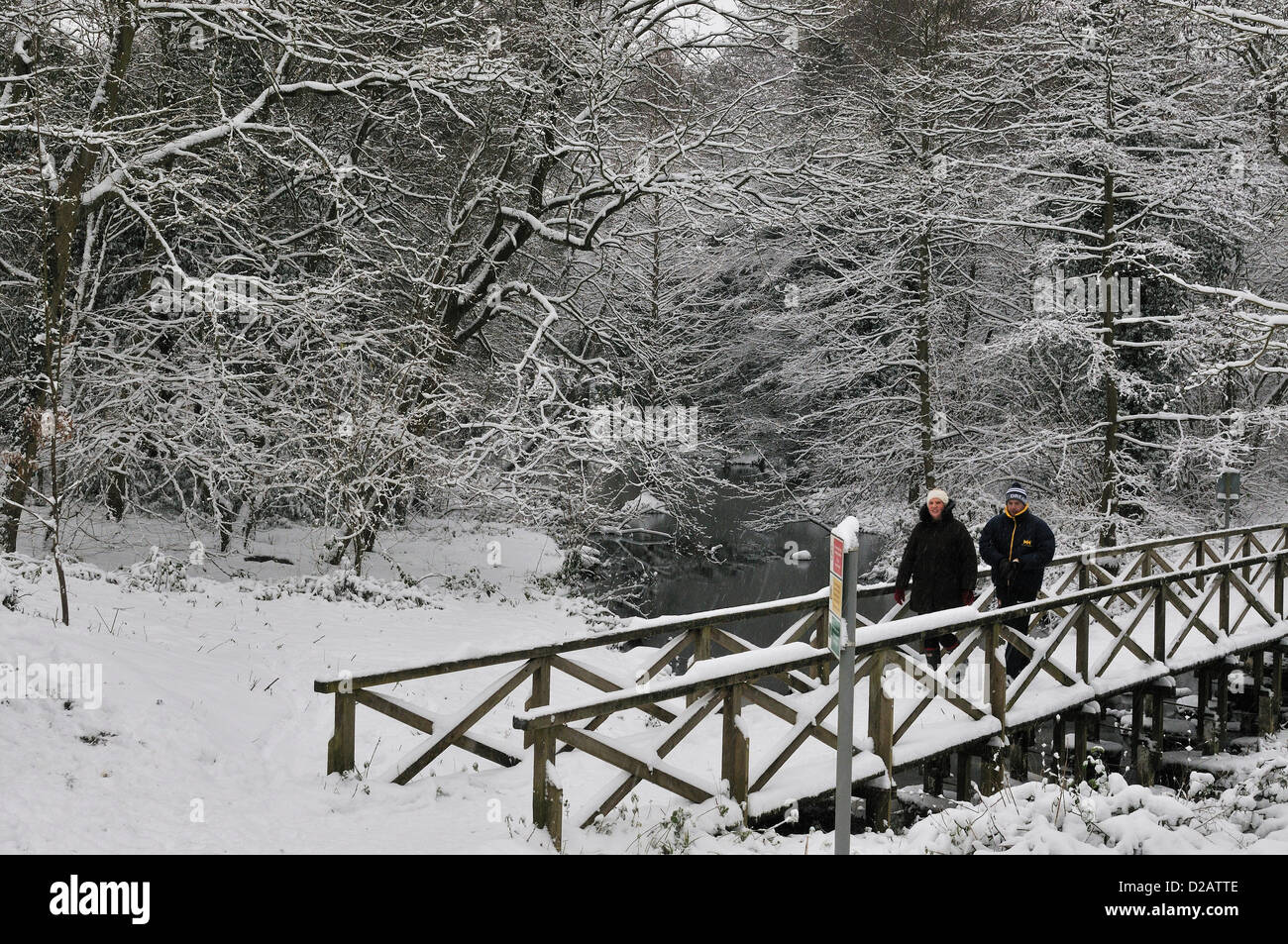 Snow - Reading, Berkshire. United Kingdom. 18.01.2013 Two people take a ...