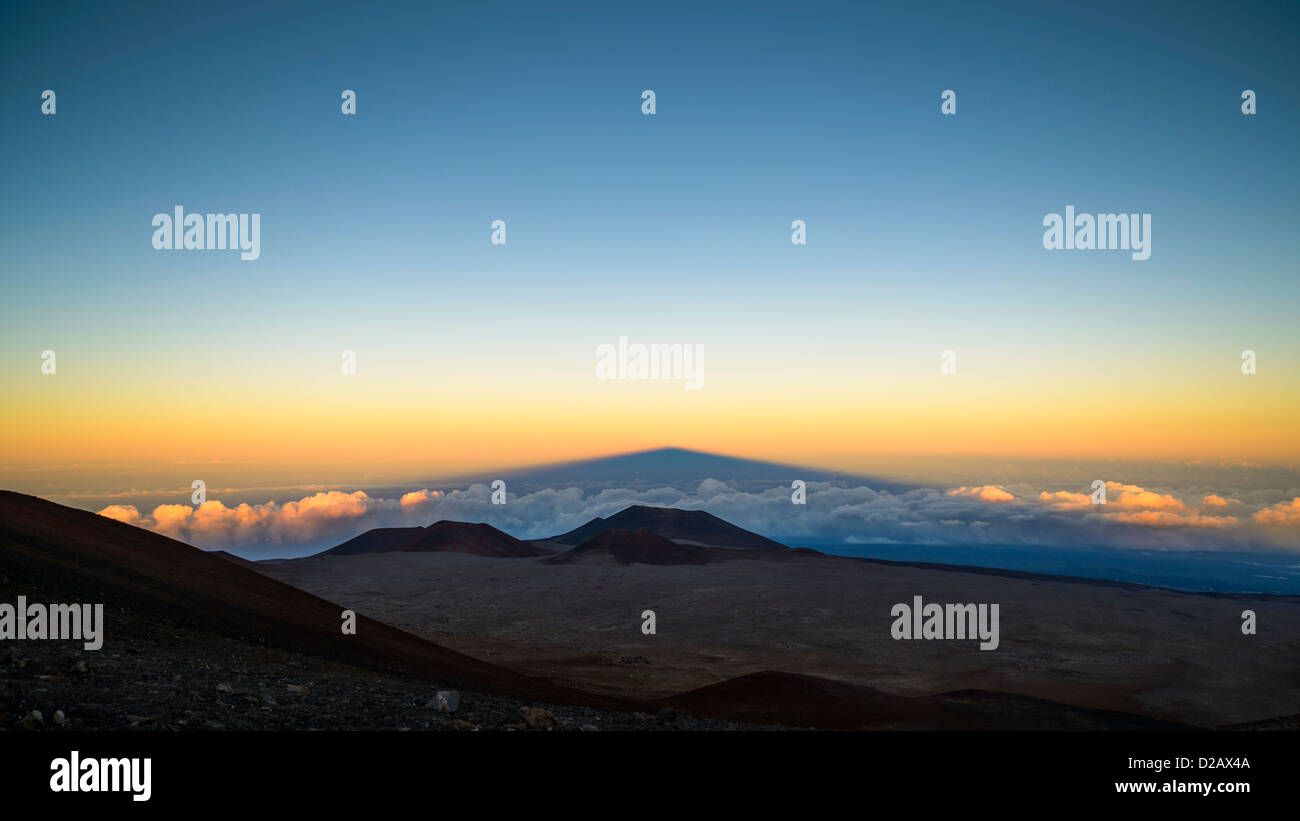 Mauna Kea Volcano's shadow being cast onto the horizon, Big Island ...