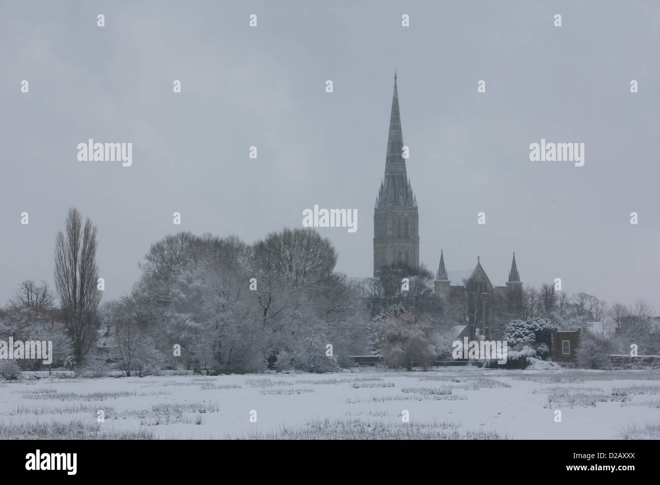 Salisbury cathedral snow hi-res stock photography and images - Alamy