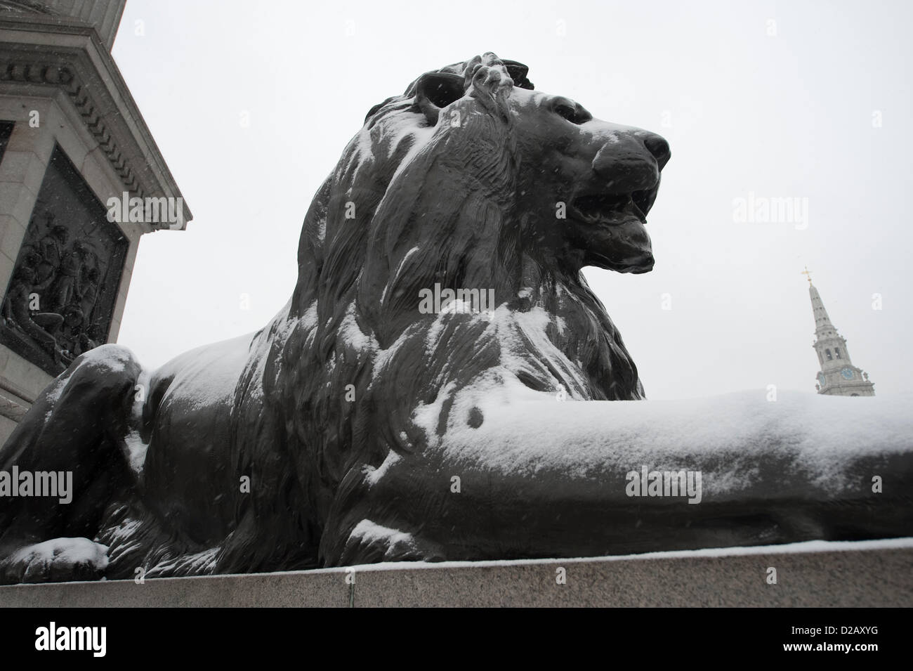 Snow falling in central london hi-res stock photography and images - Alamy