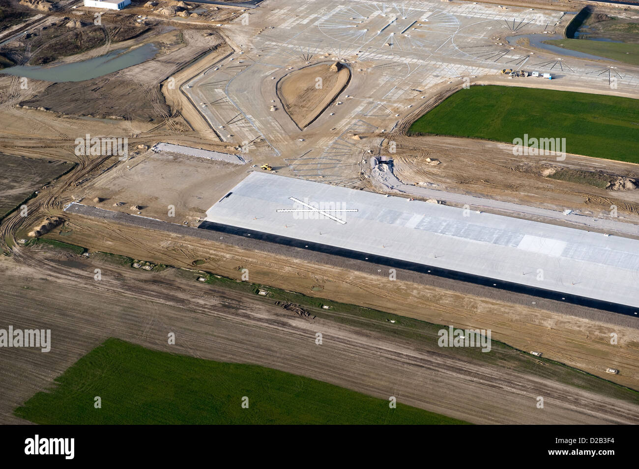 Schoenefeld, Germany, the new airstrip on the BBI construction site ...
