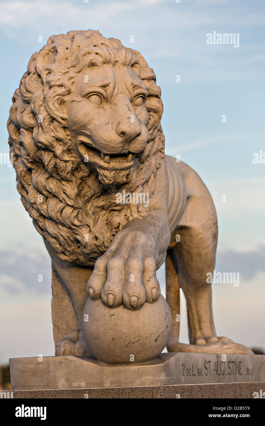 Medici Lion statue at the Bridge of Lions in St. Augustine, Florida. St ...