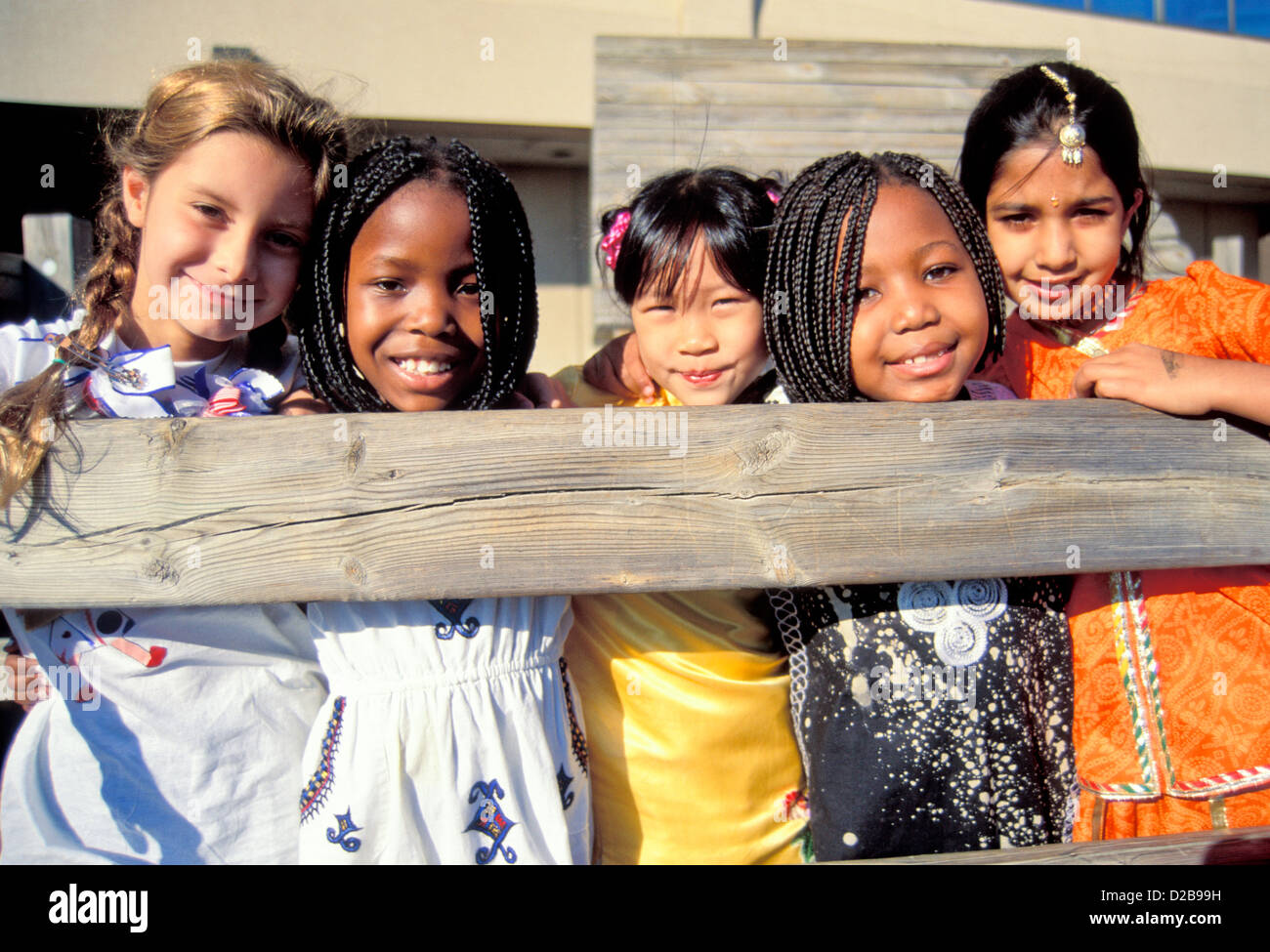 Children behind fence hi-res stock photography and images - Alamy