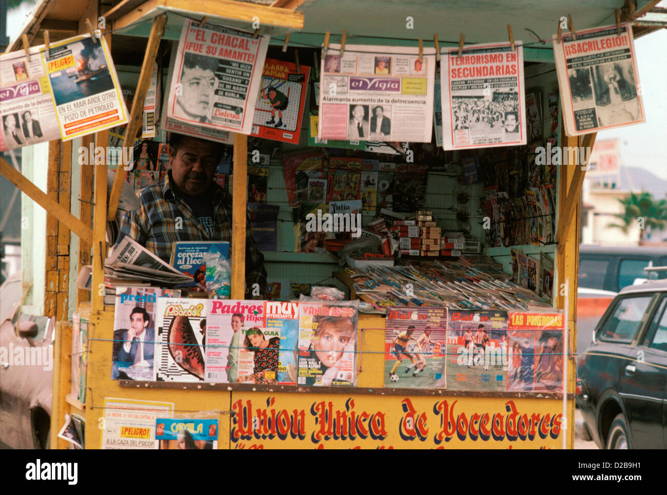 Newsstand newspapers hi-res stock photography and images - Alamy