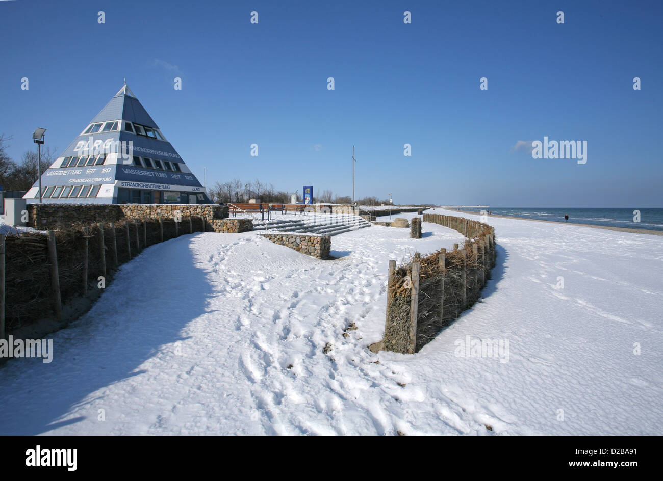 Damp, Germany, the DLRG buildings on snowy beach of Damp Stock Photo ...