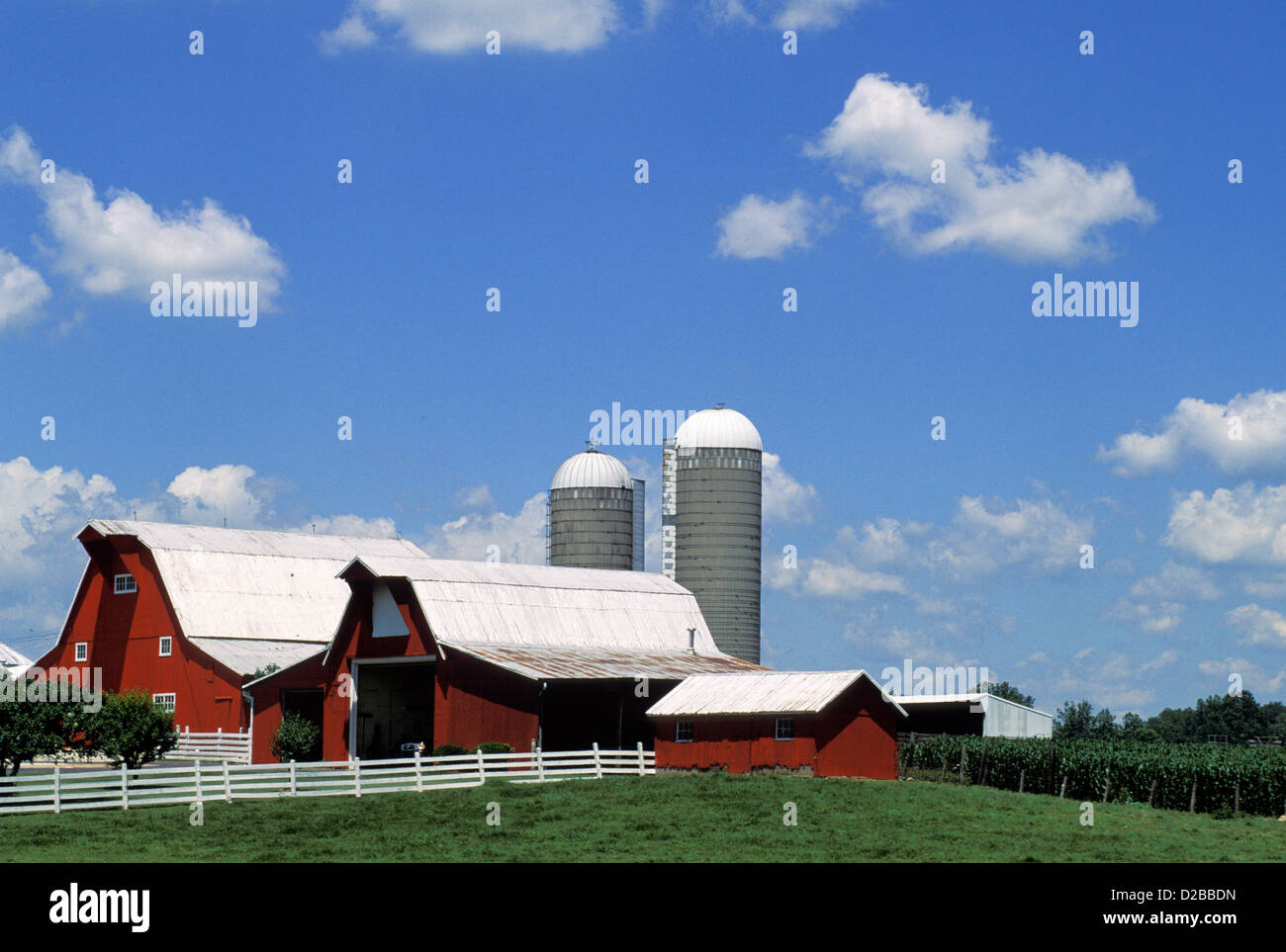 Indiana. Red Barns And Silos Stock Photo - Alamy