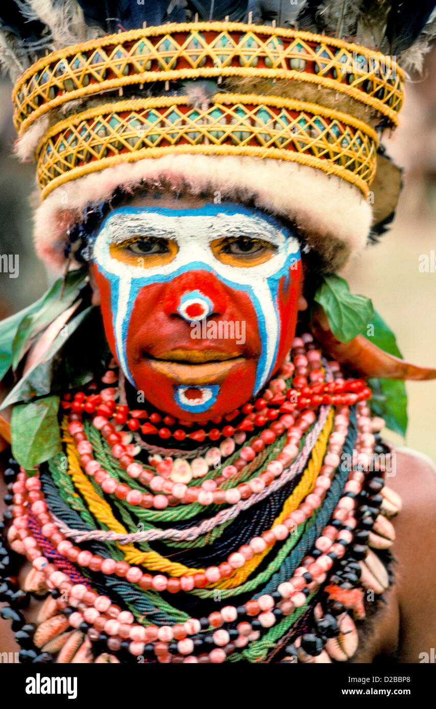 Papua new guinea man in tribal dress hi-res stock photography and ...