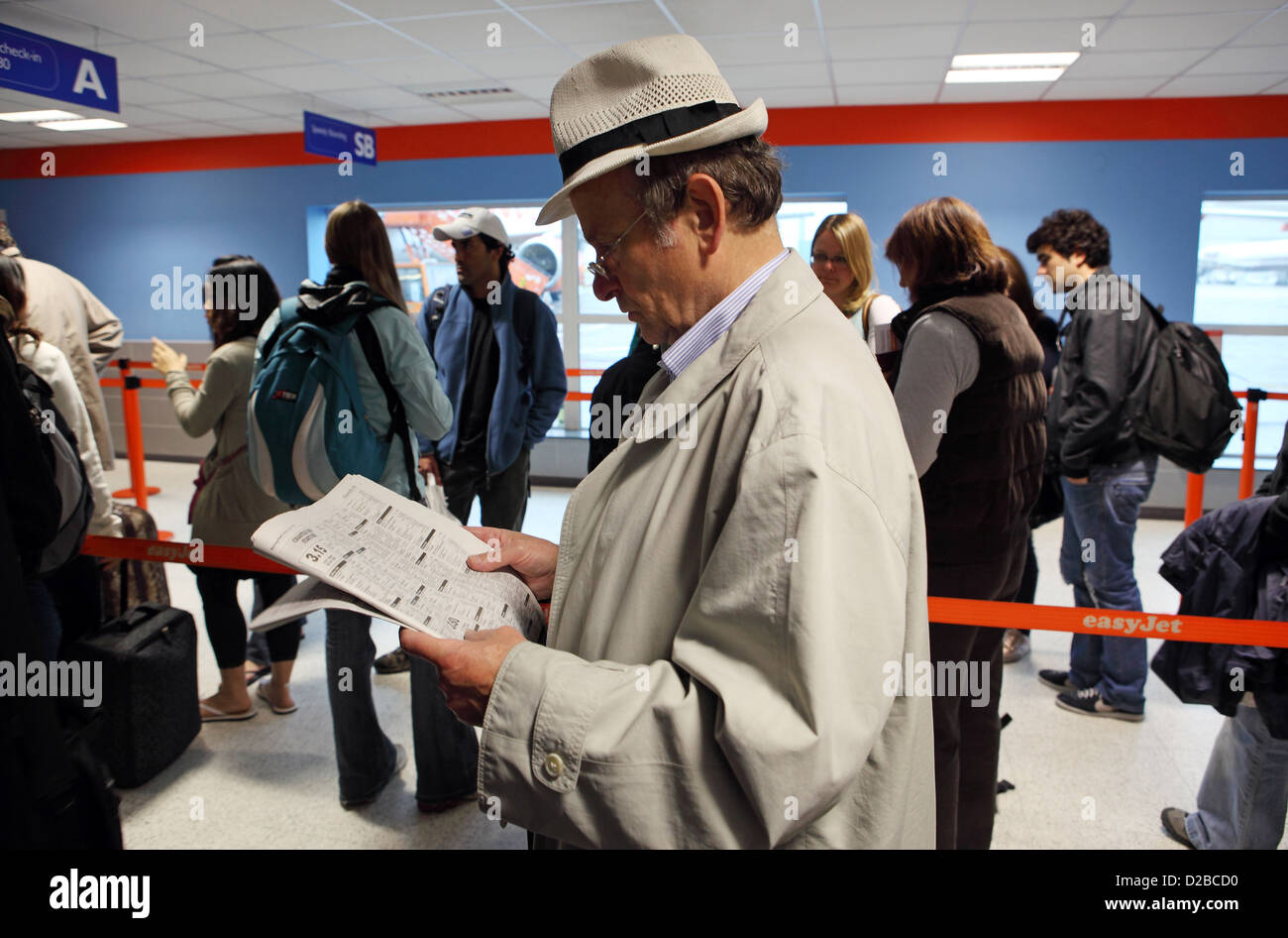 Reading waiting queue airport hi-res stock photography and images - Alamy