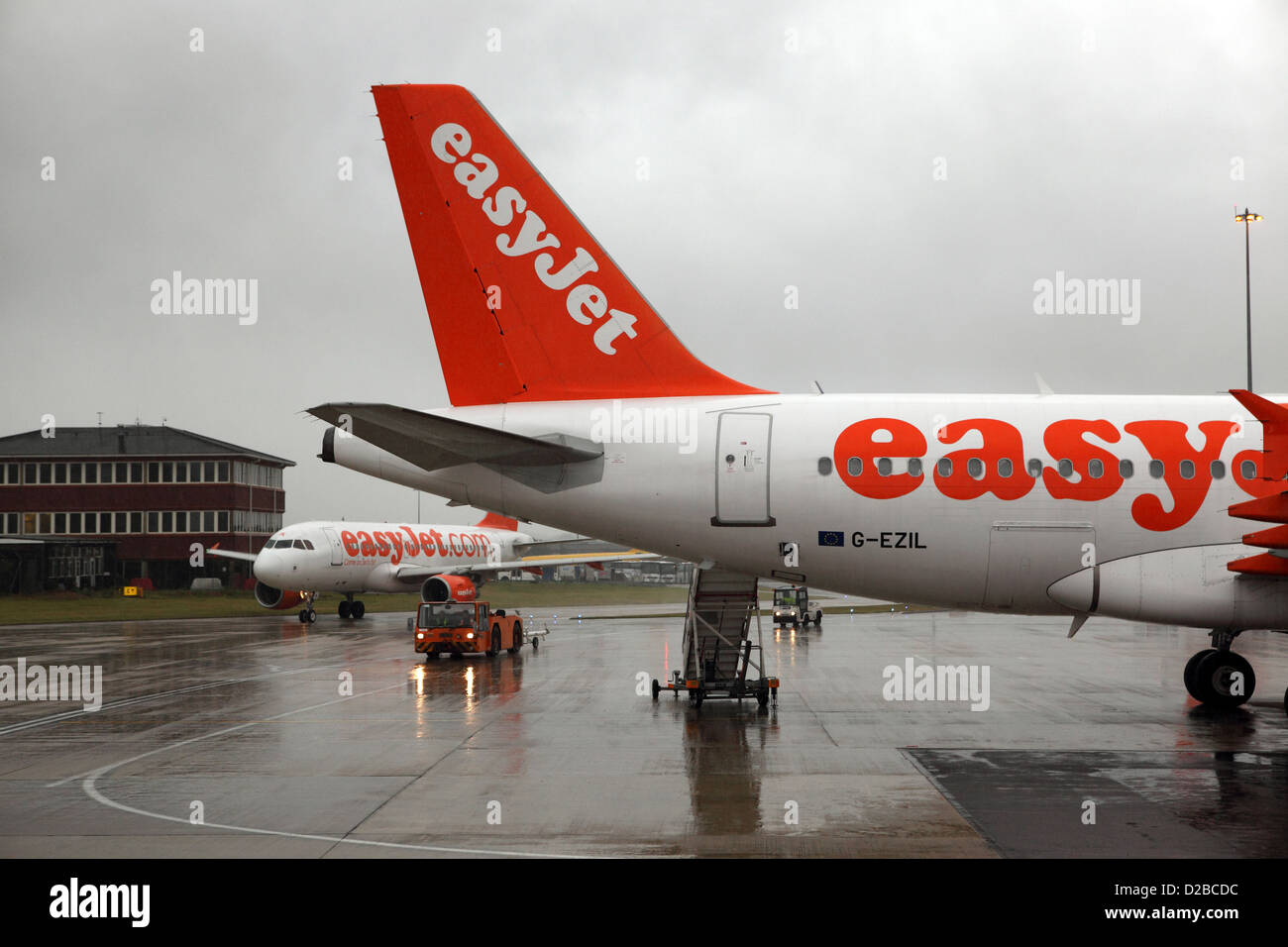 Aircraft at luton airport hi-res stock photography and images - Alamy