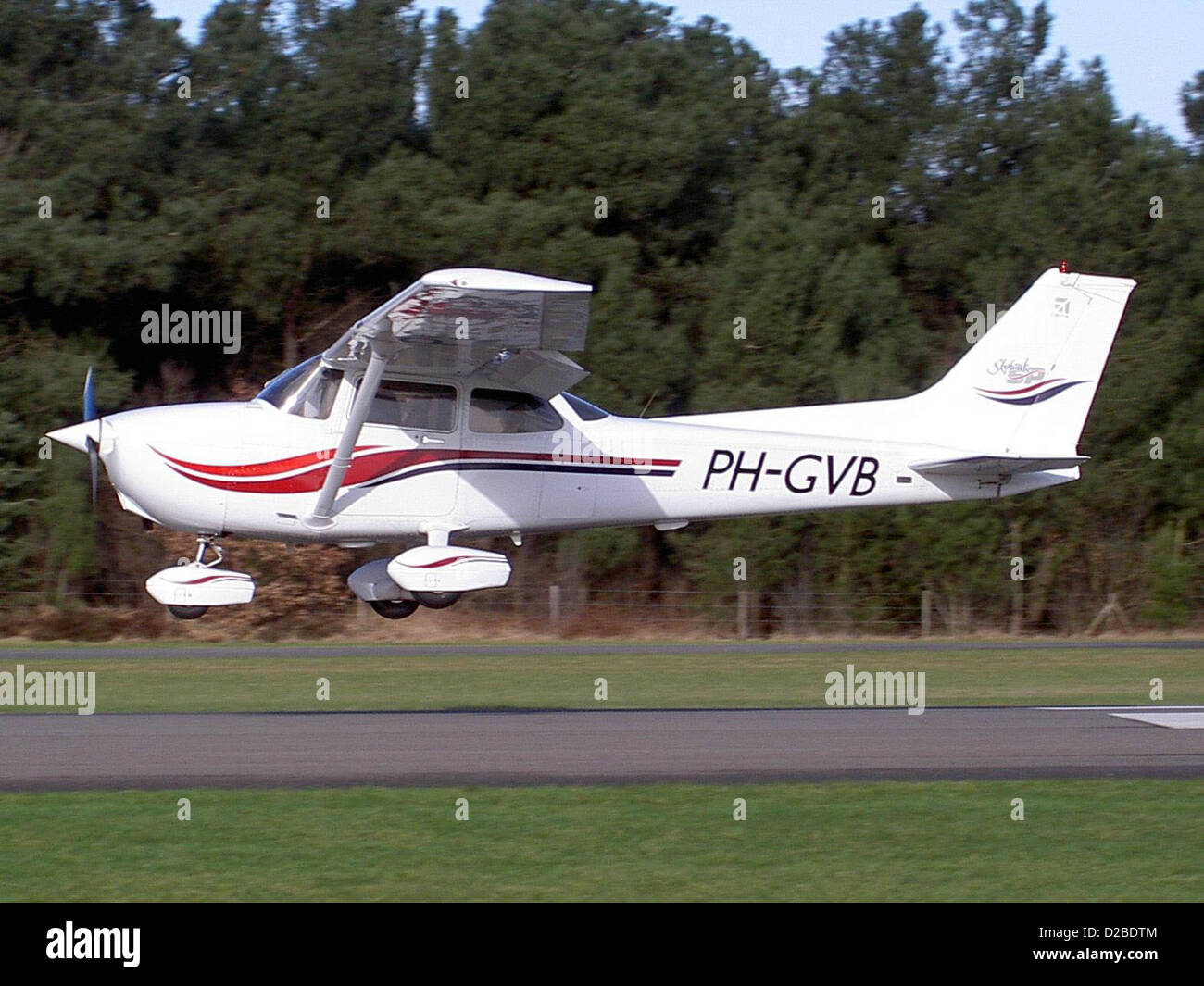 Cessna 172S PH-GVB is a light single-engine aircraft, primarily used ...