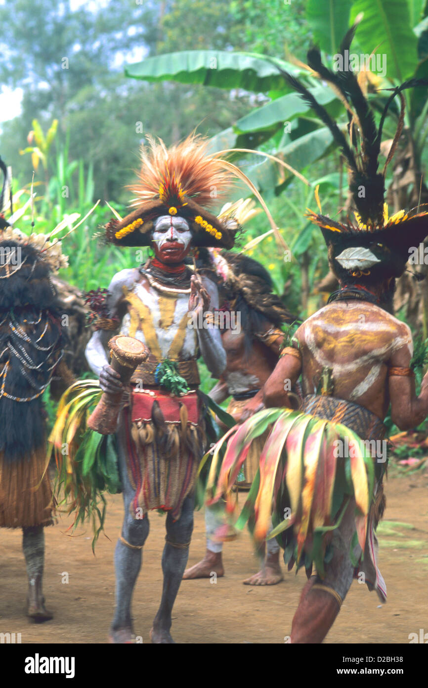 Papua New Guinea. Huli Wigmen Dancing Stock Photo - Alamy