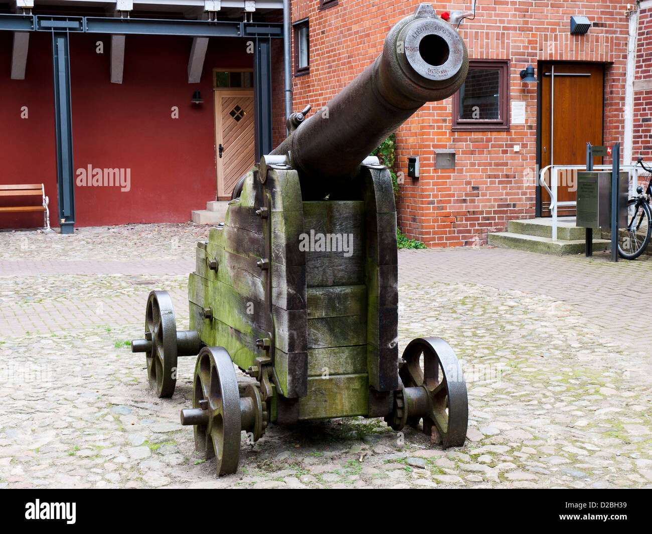 Cannon on the court of Winsen Castle, Winsen Luhe, Germany Stock Photo ...