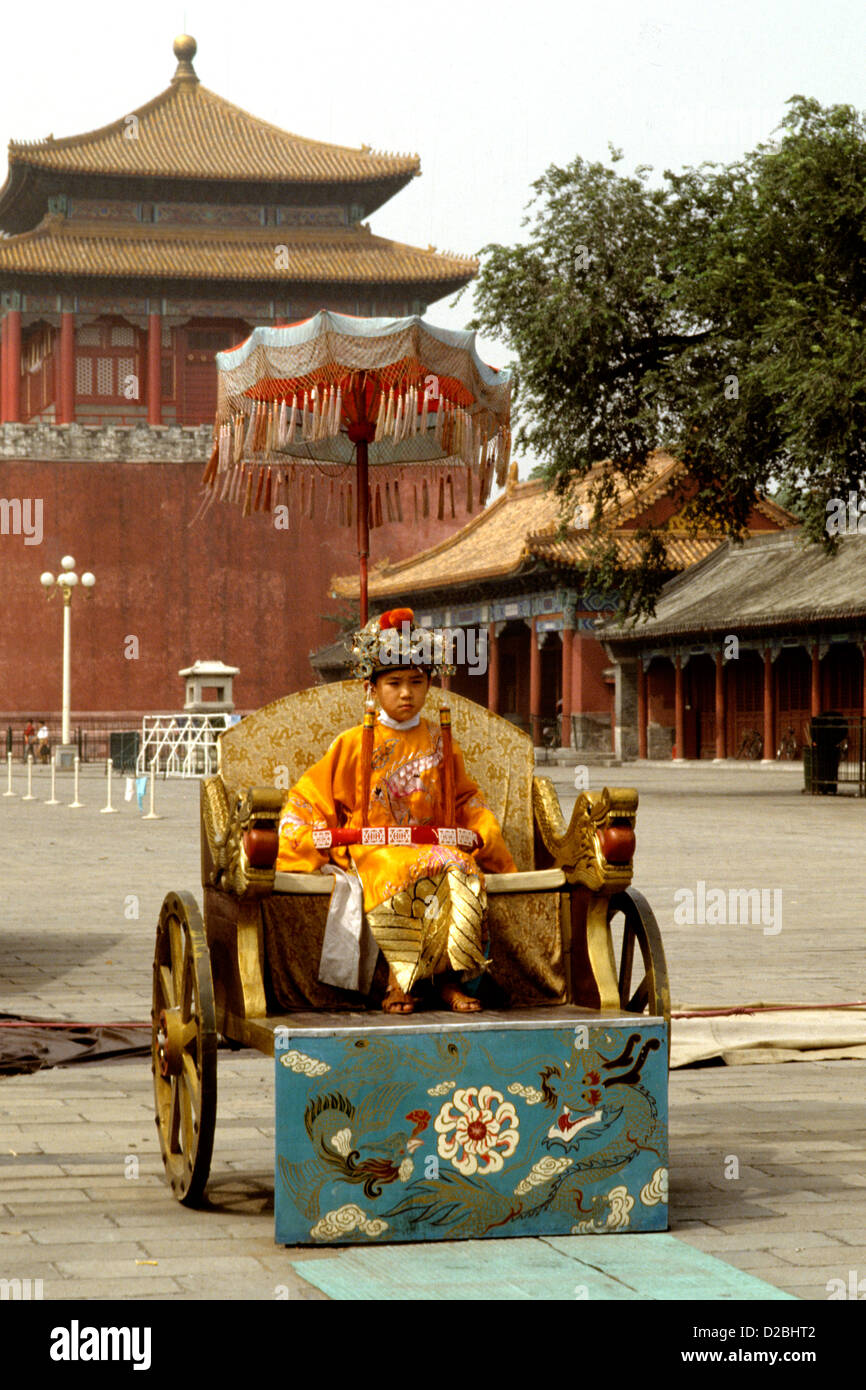 Boy king hi-res stock photography and images - Alamy