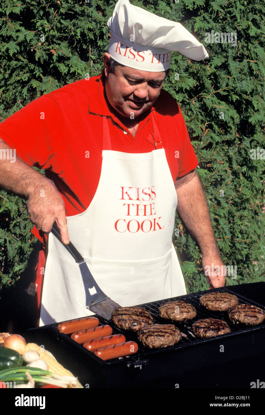 Men barbequeing hi-res stock photography and images - Alamy