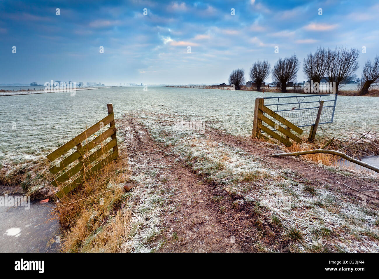 Plain fence hi-res stock photography and images - Alamy