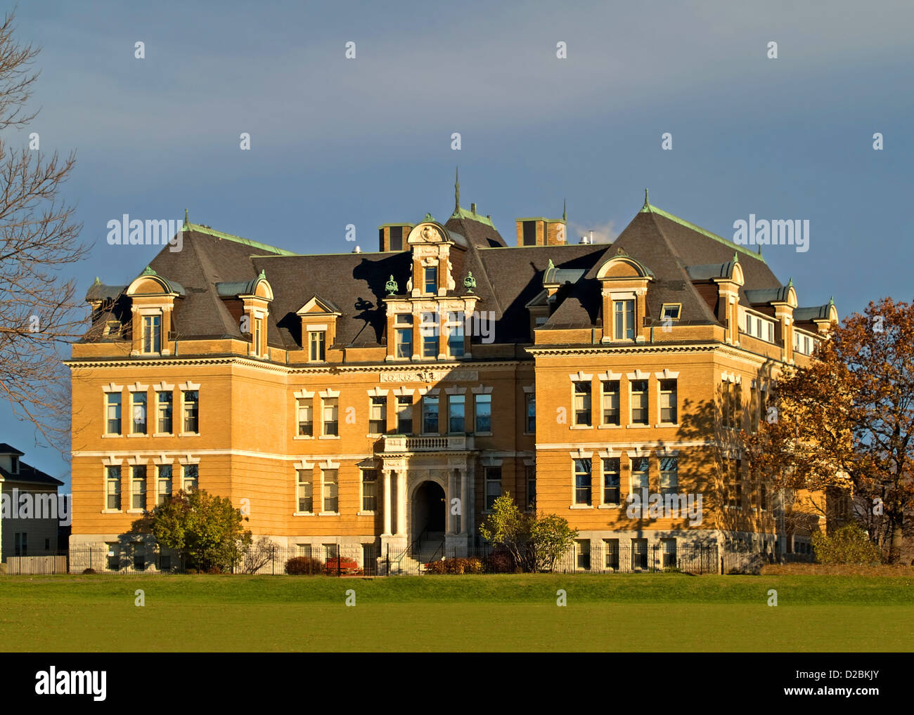 beautiful old colonial mansion in new england Stock Photo - Alamy