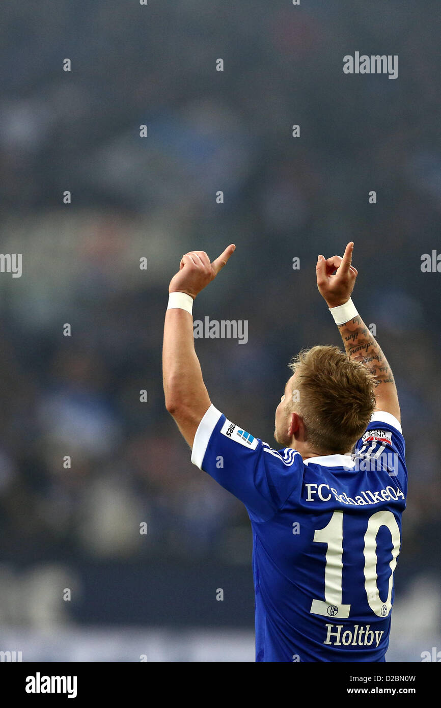Schalke's Lewis Holtby celebrates his 5:3 during the German Bundesliga ...