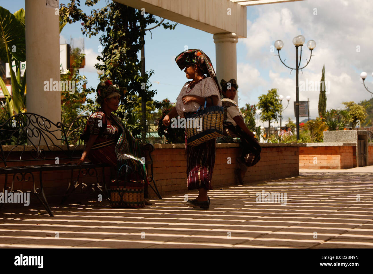 Walk by square hi-res stock photography and images - Alamy