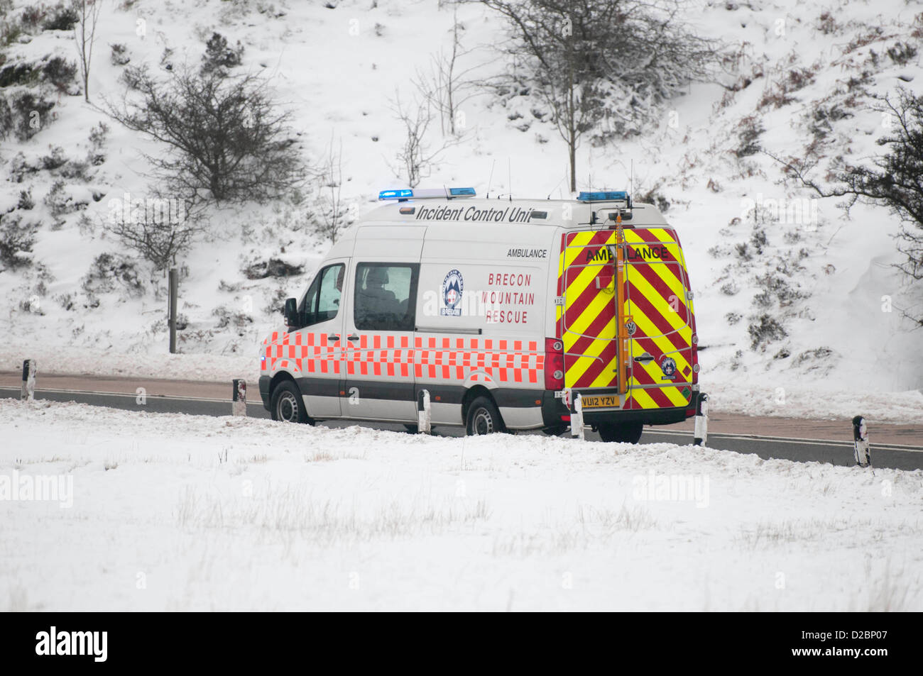 Ambulance in the snow uk hi-res stock photography and images - Alamy