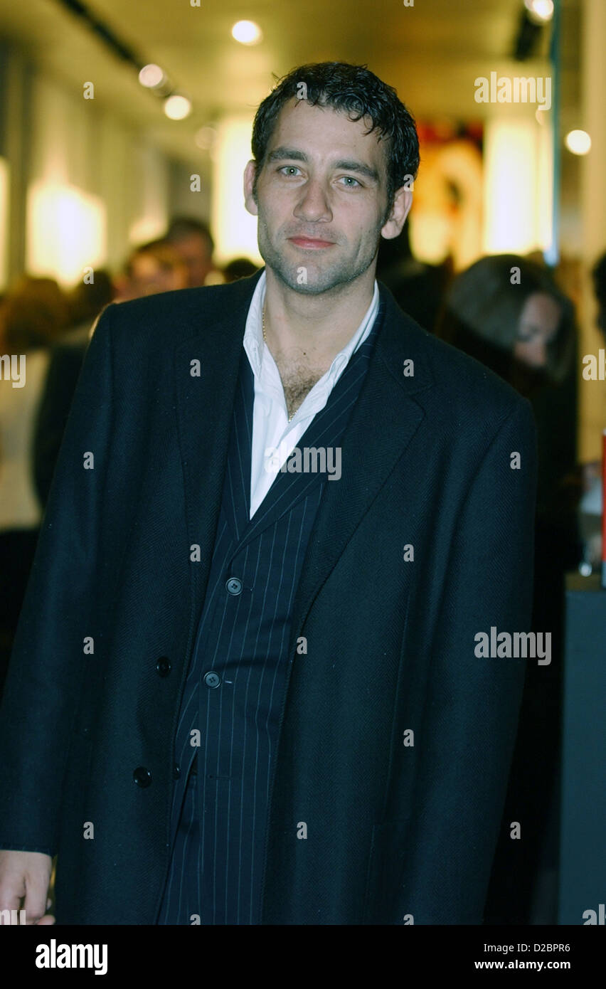 Actor Clive Owen outside Harvey Nichols Edinburgh Stock Photo - Alamy