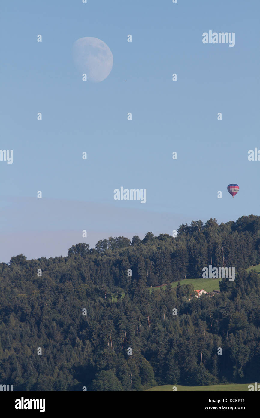 Hot air balloon descending hi-res stock photography and images - Alamy