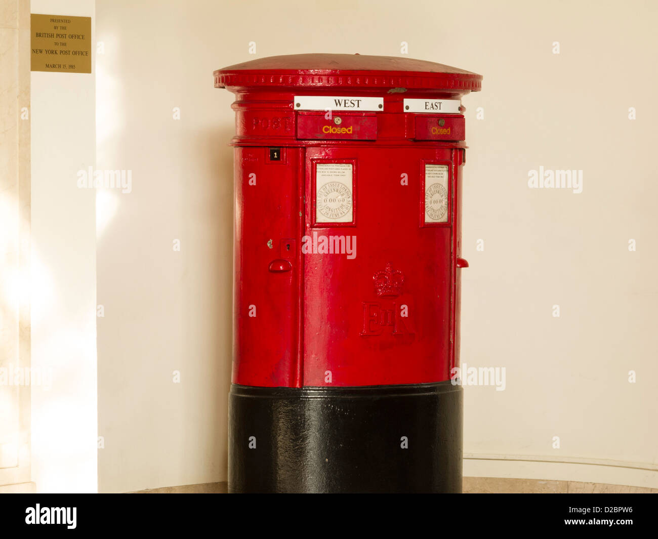 Us postal service collection box hi-res stock photography and images ...