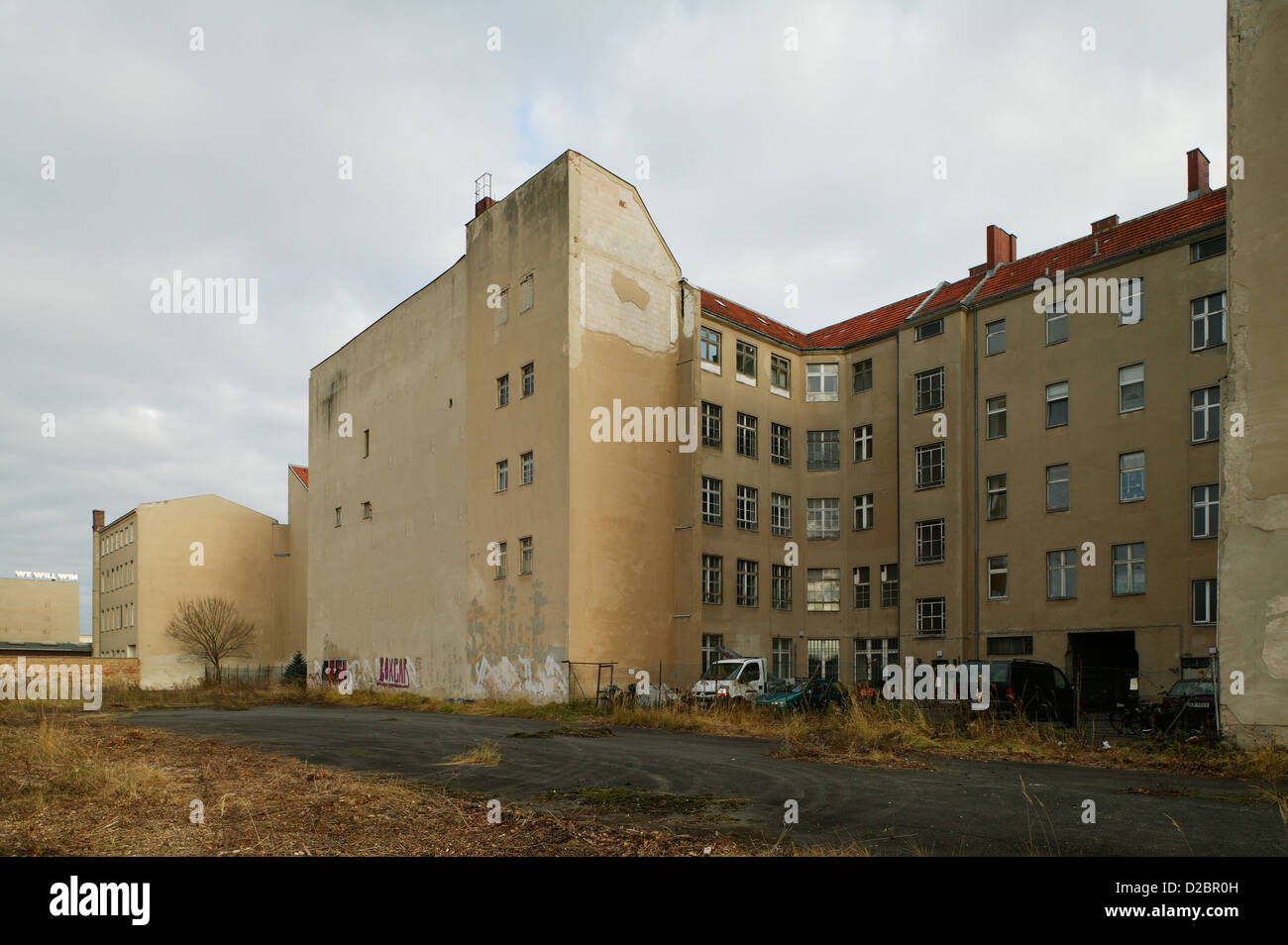 Back side of building hi-res stock photography and images - Alamy