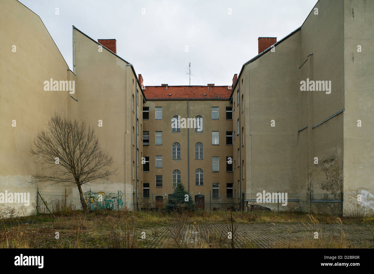 Back side of building hi-res stock photography and images - Alamy