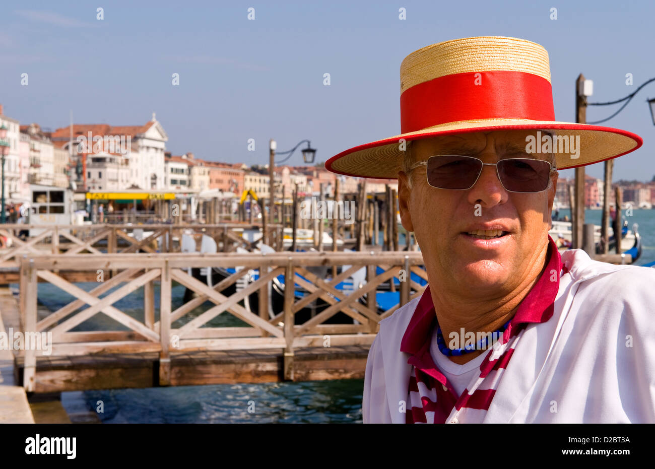 Italy gondola driver on grand canal hi-res stock photography and images ...