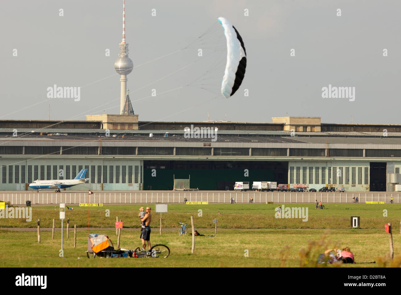Berlin, Germany, people at the Tempelhof Field Stock Photo - Alamy