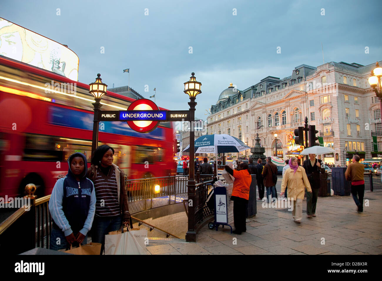Everyday british street scene hi-res stock photography and images - Alamy