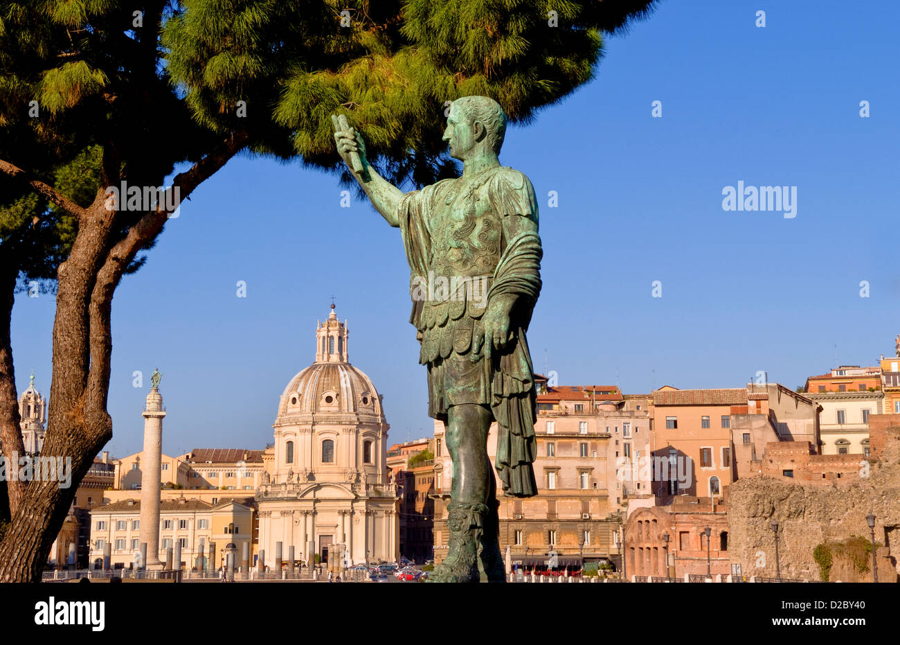 Caesar statue rome hi-res stock photography and images - Alamy