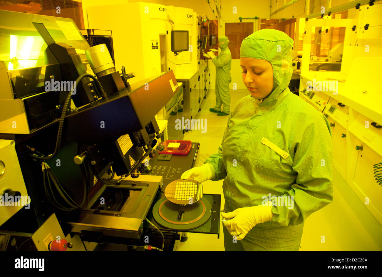 Clean room manufacturing hi-res stock photography and images - Alamy