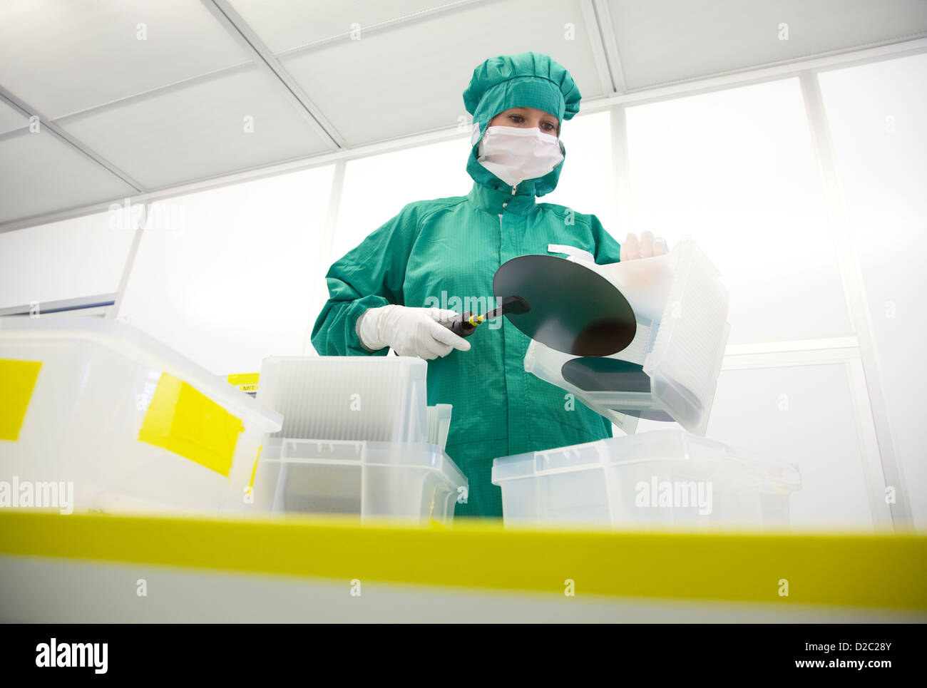 Clean room laboratory hi-res stock photography and images - Alamy