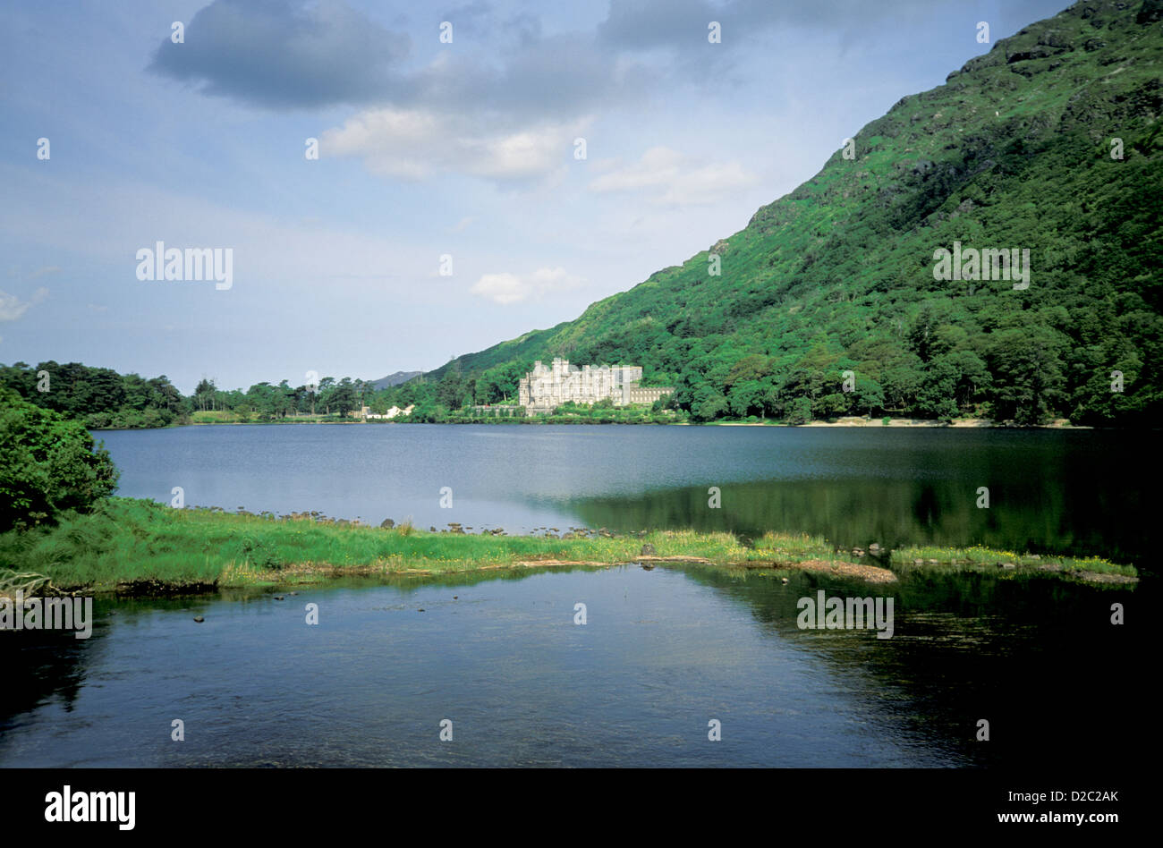 Ireland, Kylemore Abbey And Kylemore Lake Stock Photo - Alamy