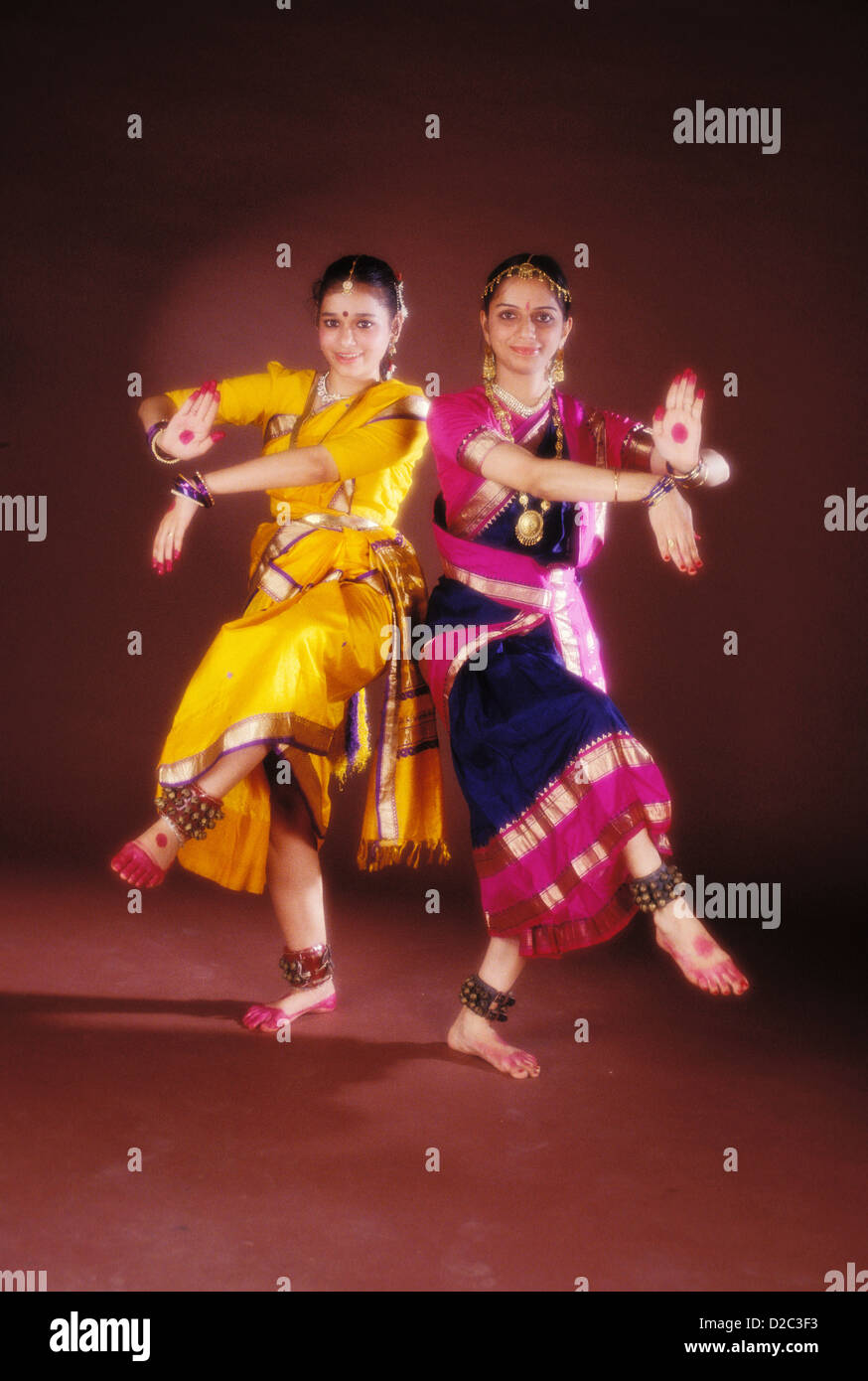 Indian dancers performing bharat naatyam hi-res stock photography and ...