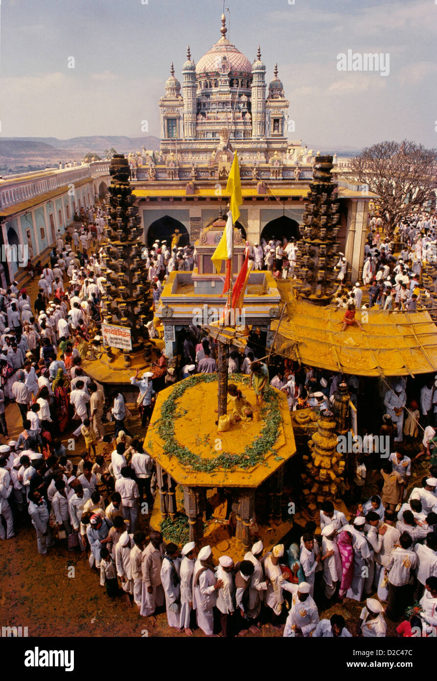 Serpentine Queues For A Glimpse Of Khandoba'S Image Which Is Kept ...