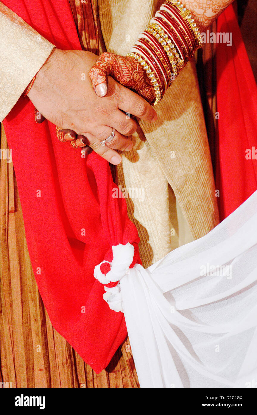 Black and white shaking hands hi-res stock photography and images - Alamy