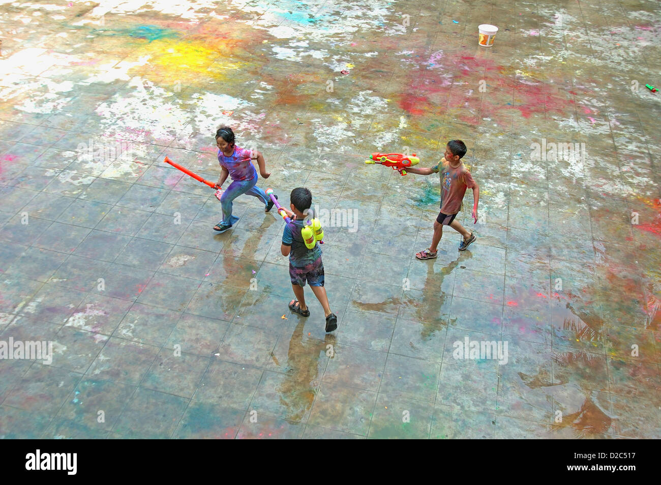 Indian children playing holi hi-res stock photography and images - Alamy