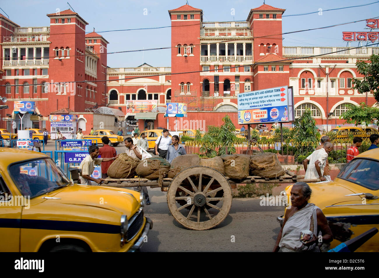Howrah Railway Station, Calcutta Kolkata, West Bengal, India Stock ...