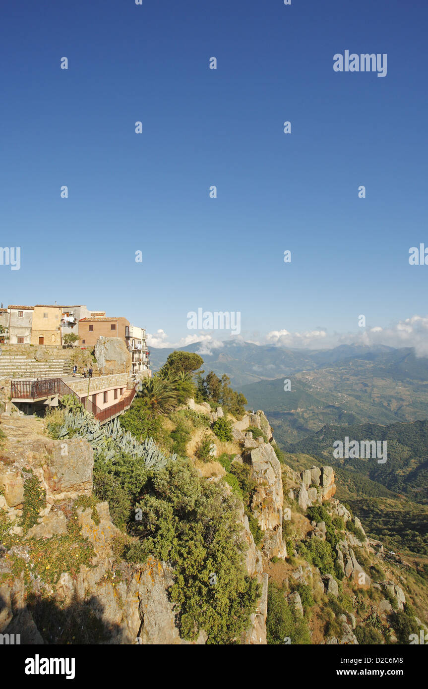 Hilltop village sicily hi-res stock photography and images - Alamy