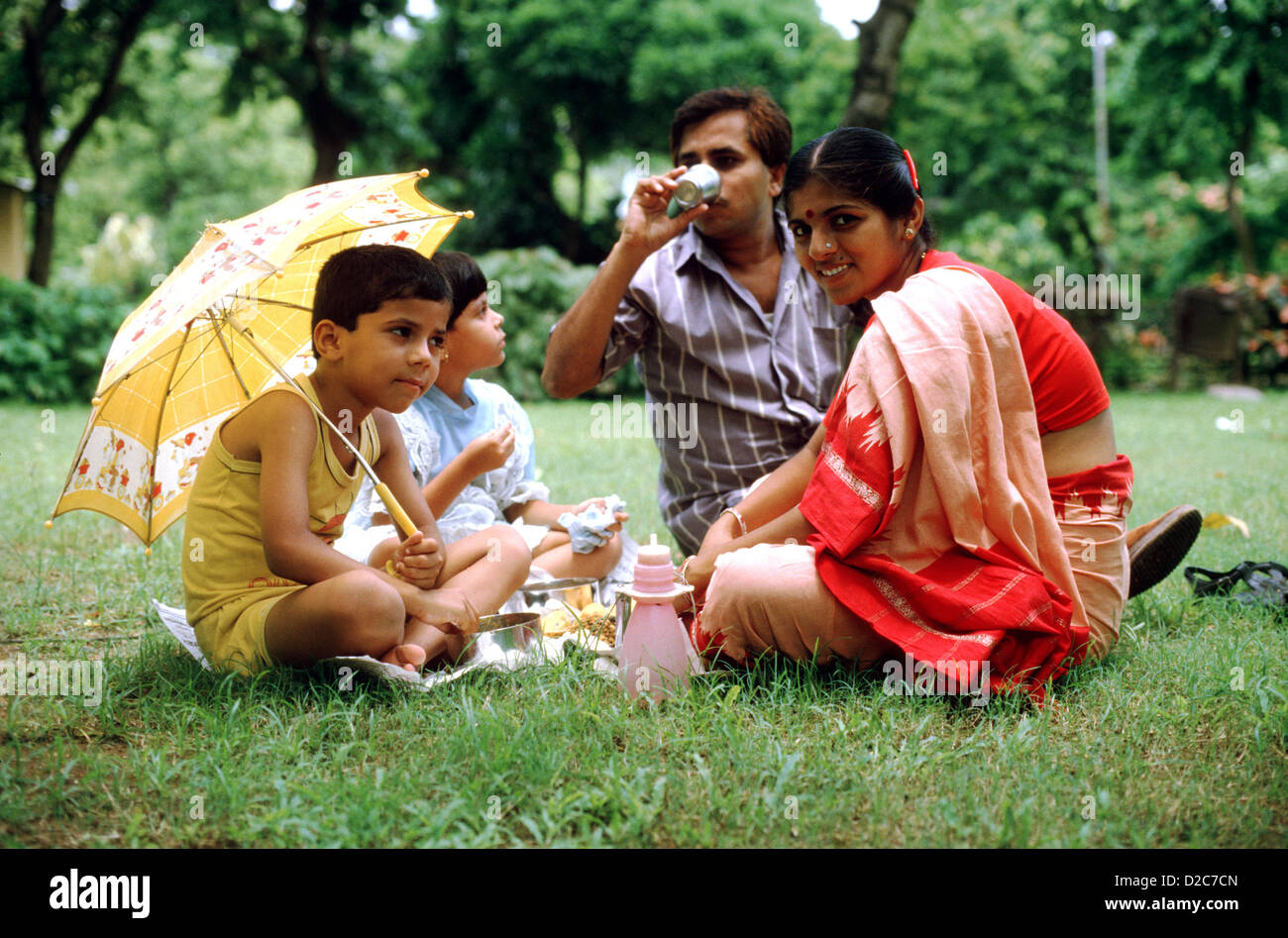 India. Family Having A Picnic Stock Photo - Alamy