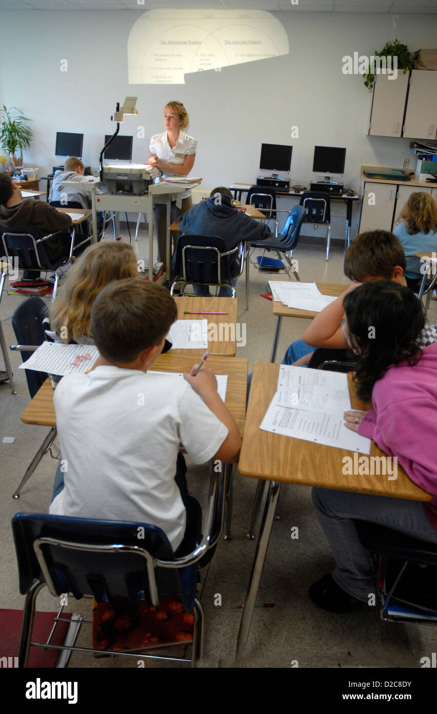 Middle school class hi-res stock photography and images - Alamy