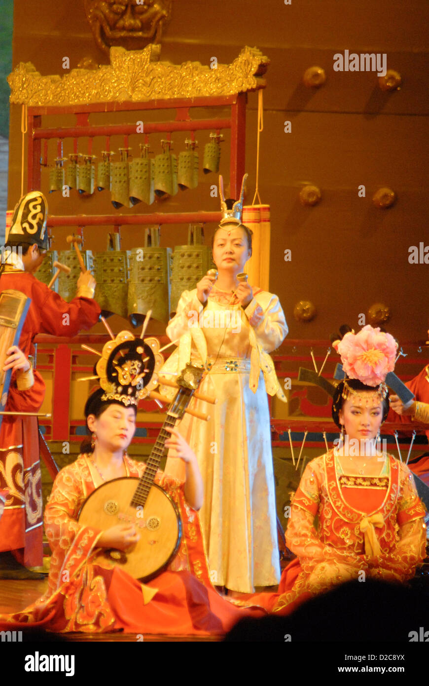 Music and dance hi-res stock photography and images - Alamy