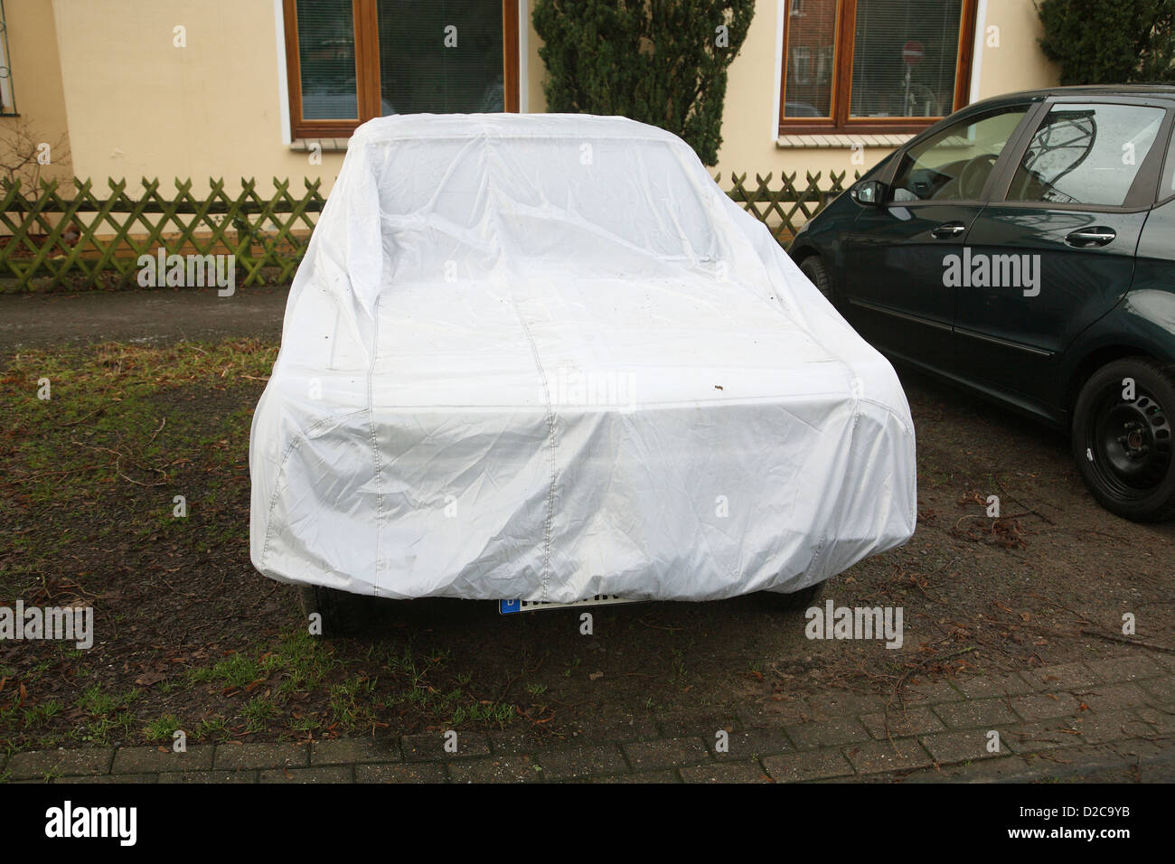 Car under tarp hi-res stock photography and images - Alamy