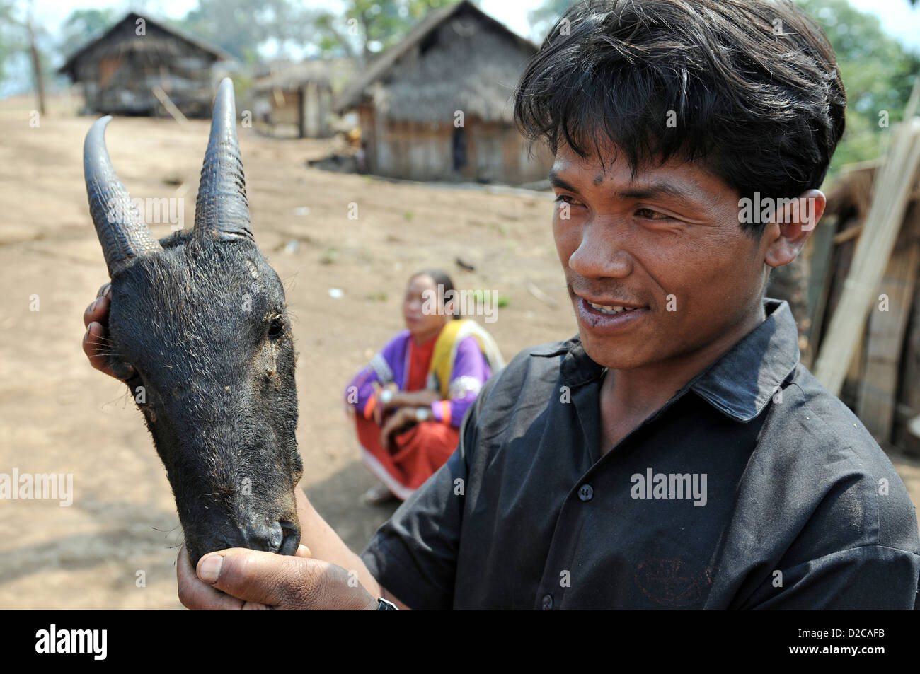 Taunggyi, Myanmar, Fluechtlingsmann with the head of a goat in hand ...