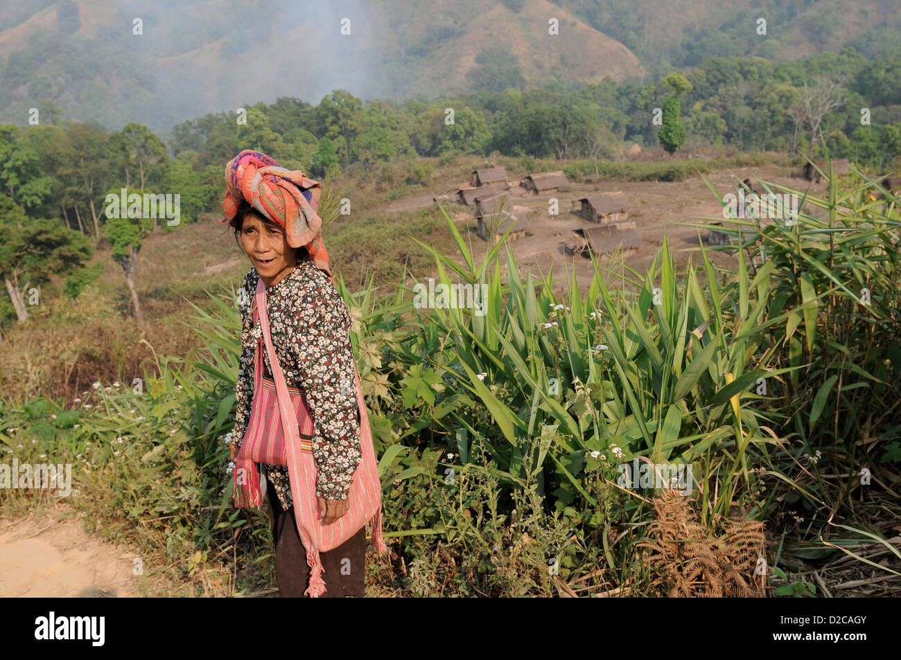Taunggyi, Myanmar, portrait of a woman on the way to Fluechtlingskamp ...