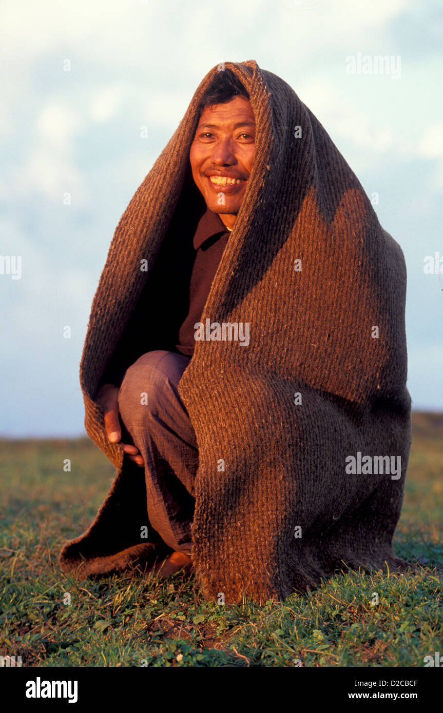 Nepal portrait of a sherpa man outdoors hi-res stock photography and ...
