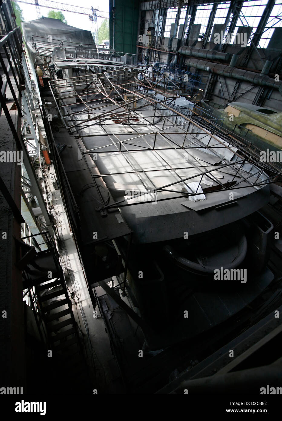 Shipbuilding. Big a vessel in shop Stock Photo - Alamy